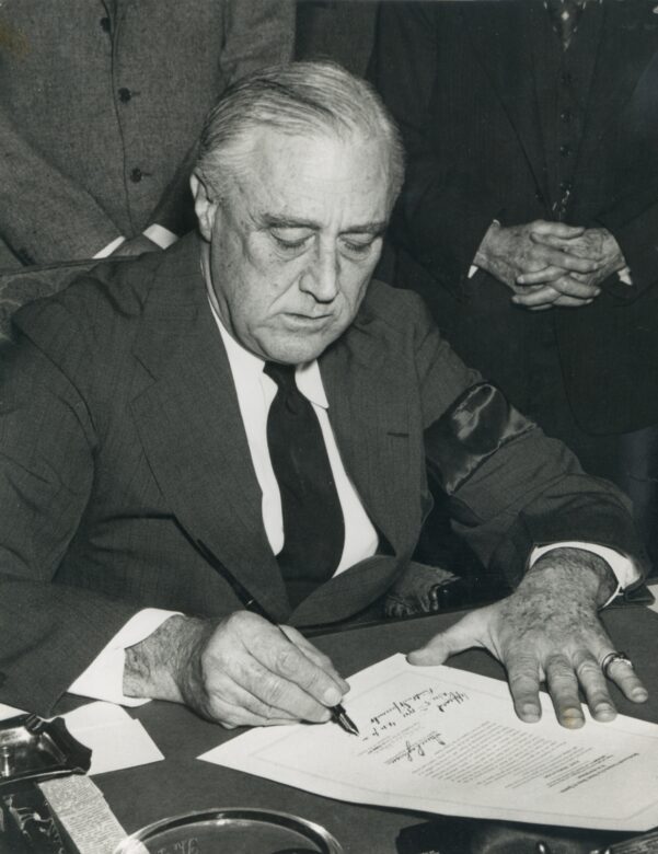 President Roosevelt signs the Declaration of War against Japan - White ...