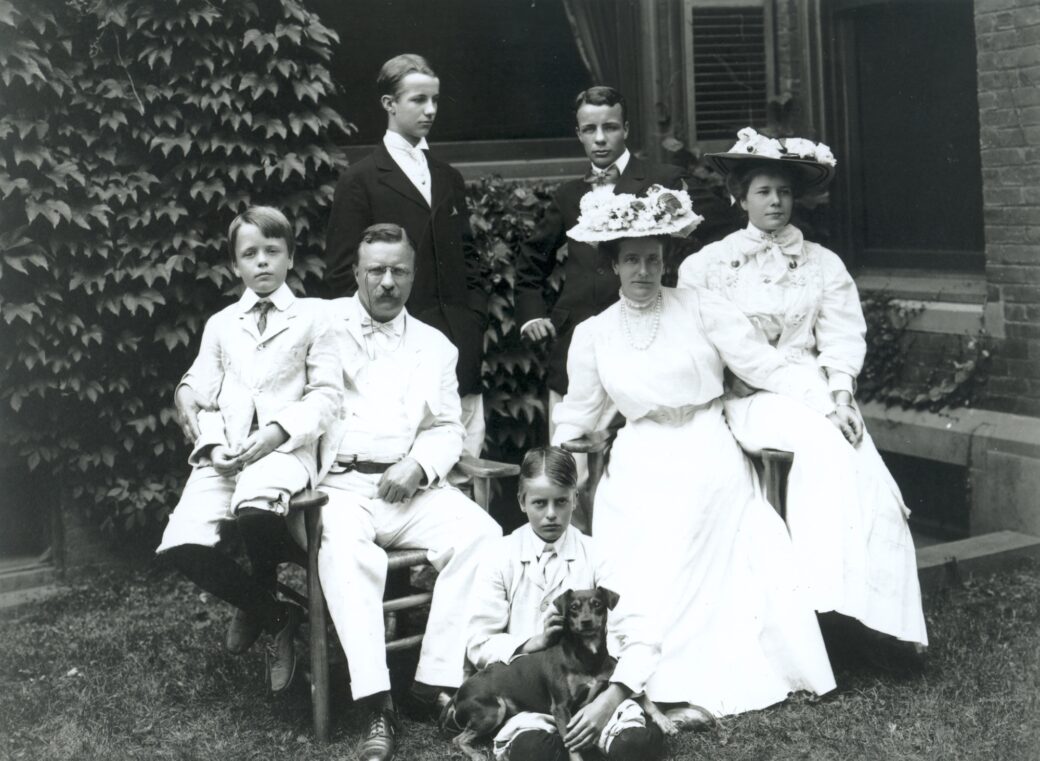 President Theodore Roosevelt and family, 1907. - White House Historical ...