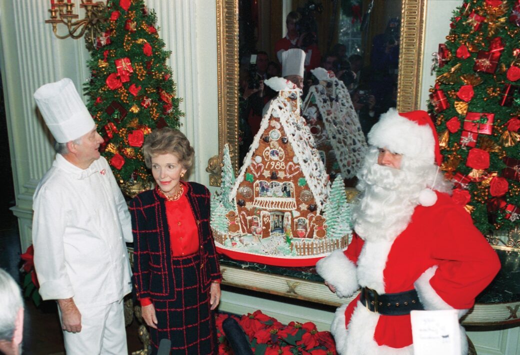 Gingerbread at the White House: Santa Visits the 1988 Gingerbread House ...