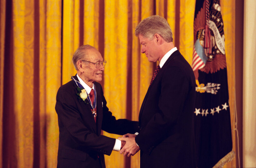 Bill Clinton awards Fred Korematsu the Presidential Medal of Freedom ...